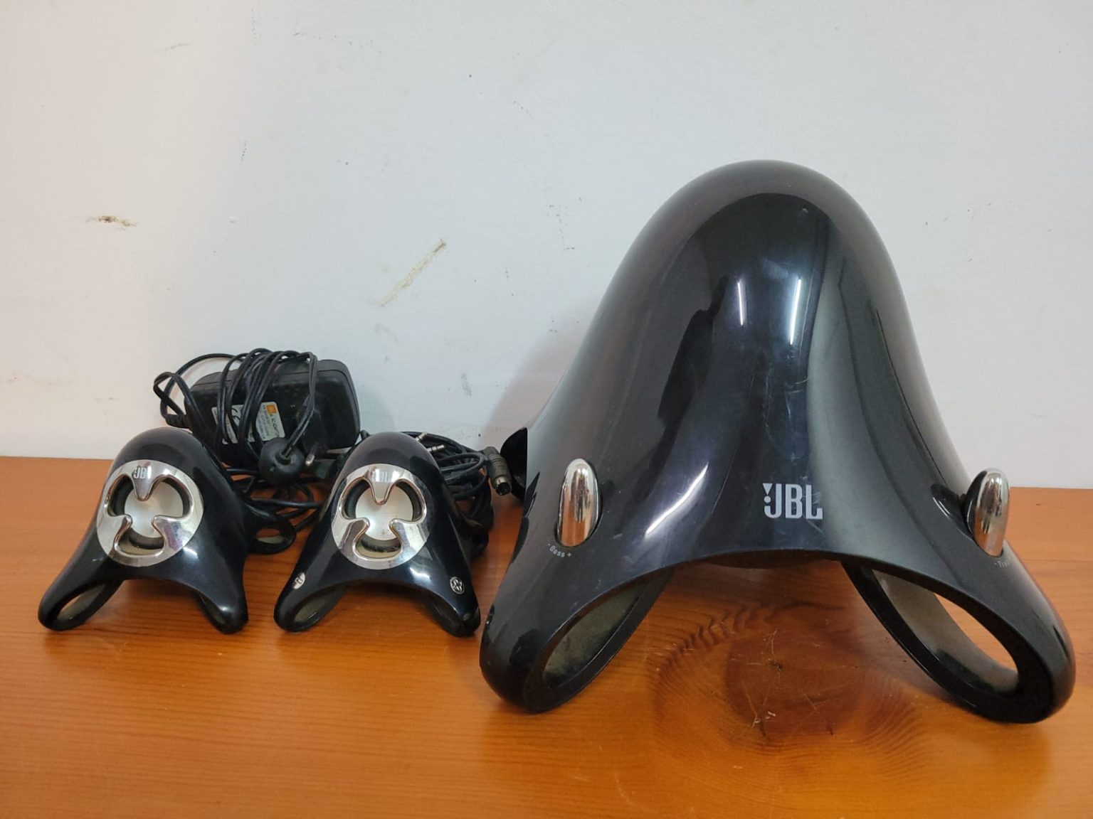 LOT 067: JBL SPEAKERS. – South Coast Auctioneers